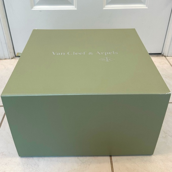 Van Cleef & Arpels | Other | Authentic Van Cleef Arpels Empty Green ...